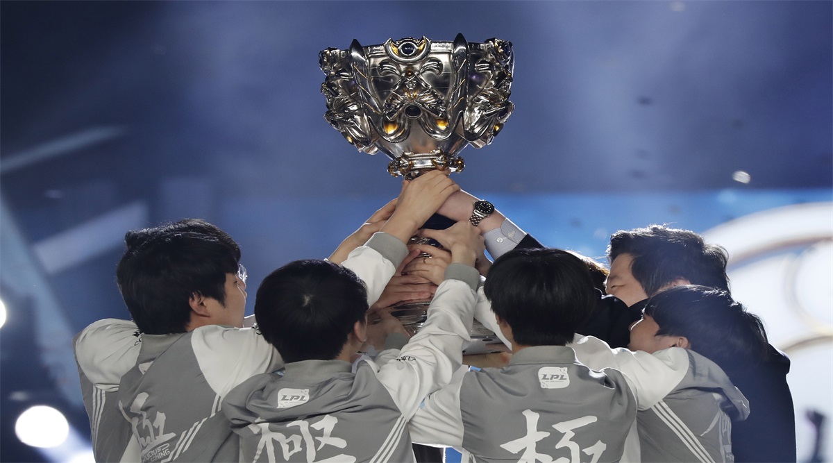 周末今晨| 中国战队首夺《英雄联盟》全球总决赛冠军；重庆公交坠江事故原因公布 | 第一财经杂志